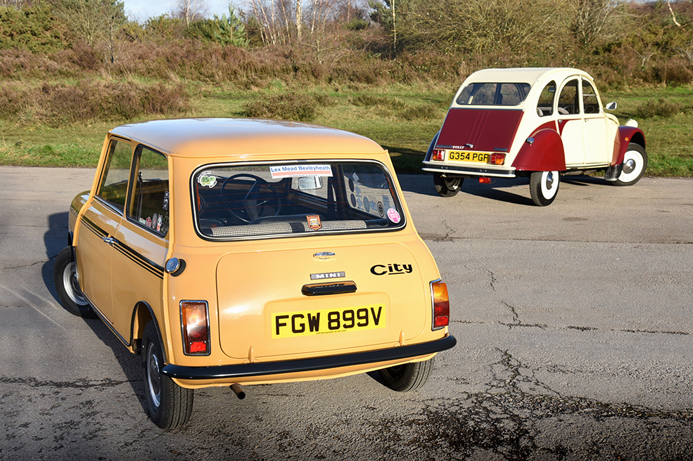 Citroën 2CV vs Mini City - Classics World