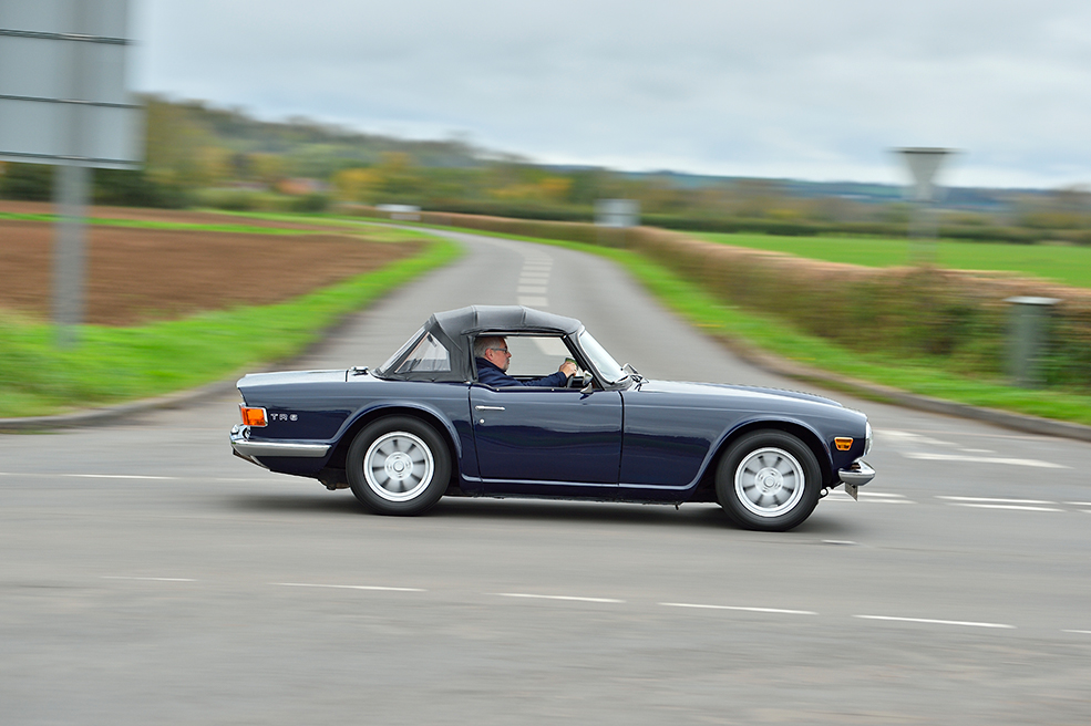 Triumph TR6 vs Austin-Healey 3000 - Classics World